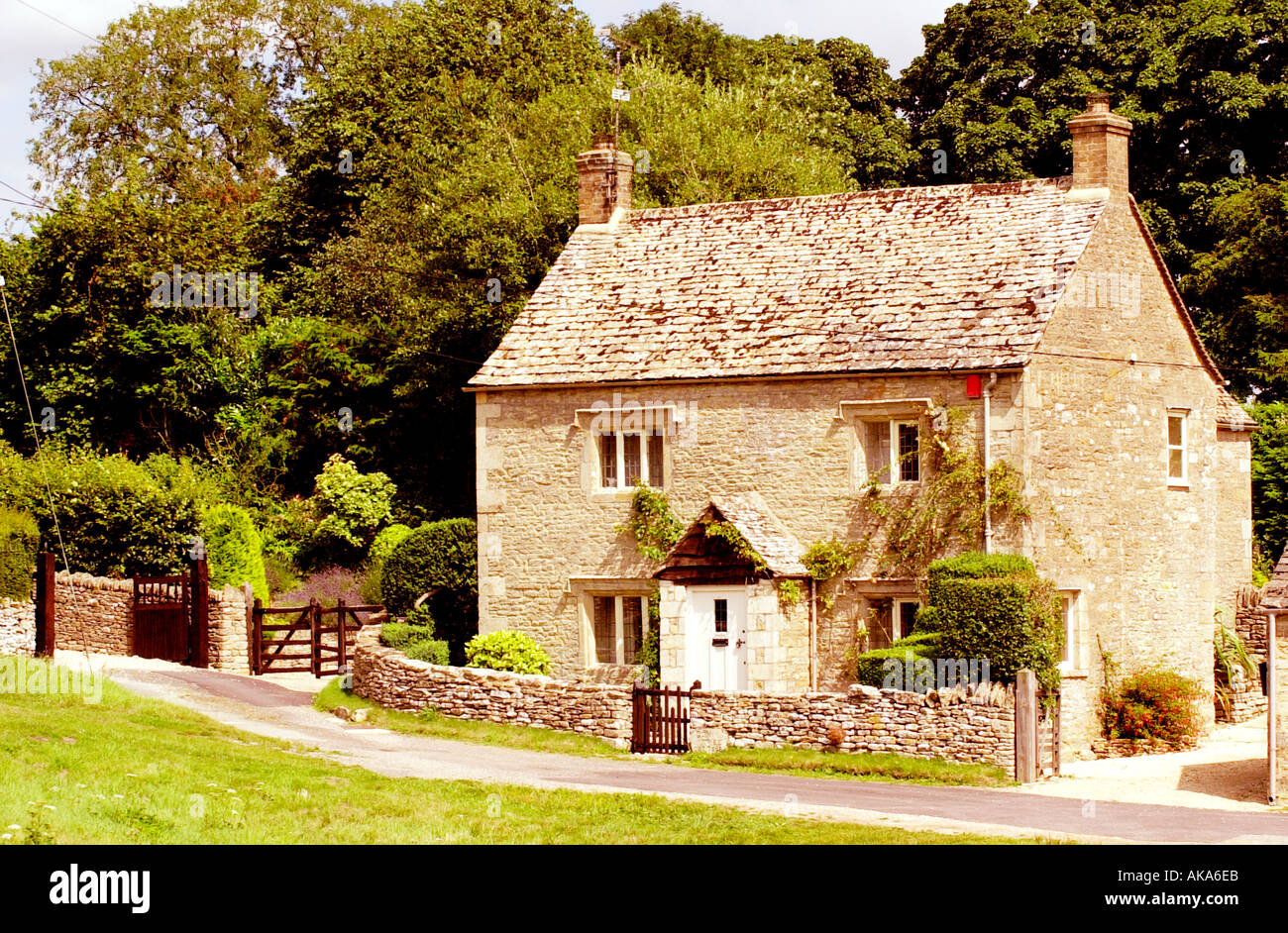 Cottage in a perfect setting Stock Photo - Alamy