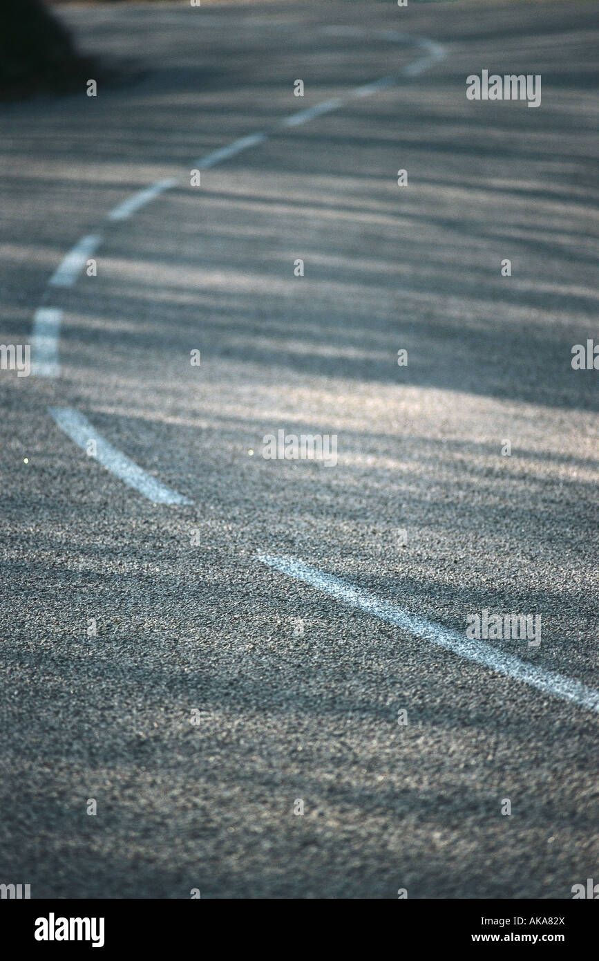 Dividing line on asphalt, close-up Stock Photo - Alamy