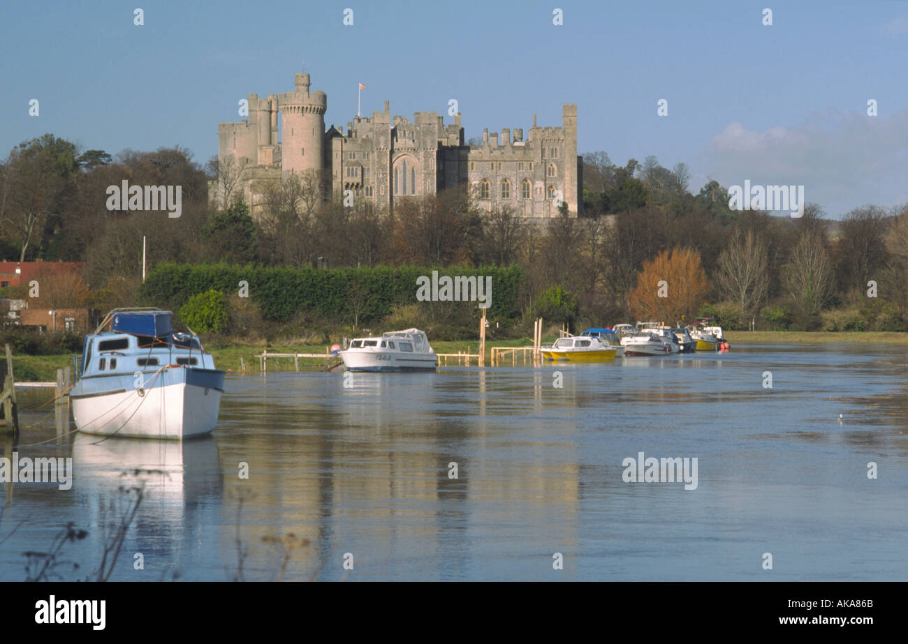 The River Arun and Arundel Castle, Arundel, West Sussex, England UK ...