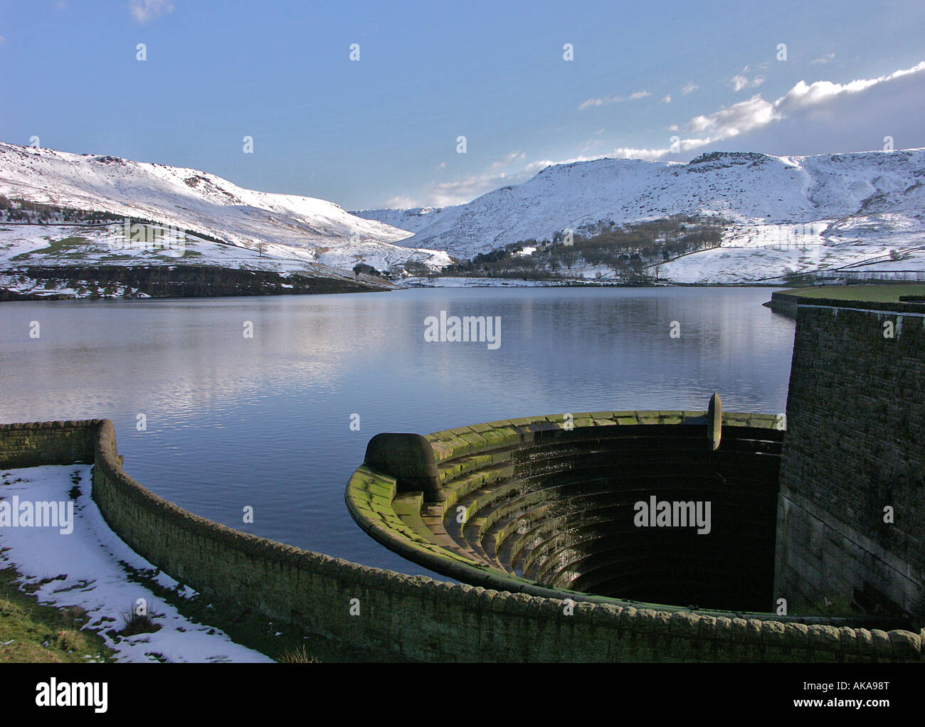 Dovestones reservoir snow hi-res stock photography and images - Alamy