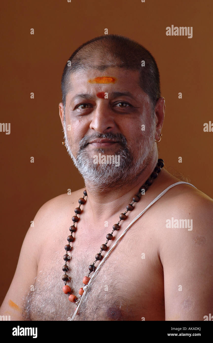 Hindu priest hi-res stock photography and images - Alamy