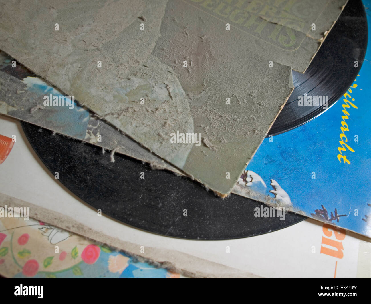 Broken vinyl records hi-res stock photography and images - Alamy
