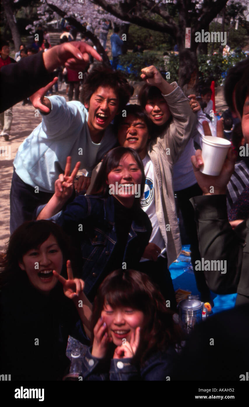 Asian girls with peace signs hi-res stock photography and images - Alamy