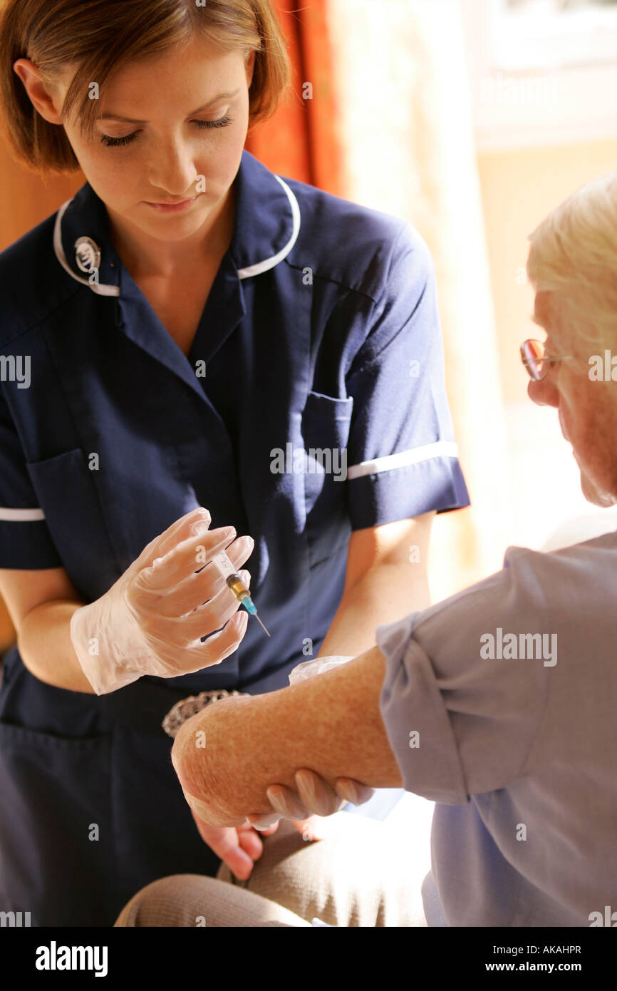 nurse giving an elderly lady an injection Stock Photo - Alamy