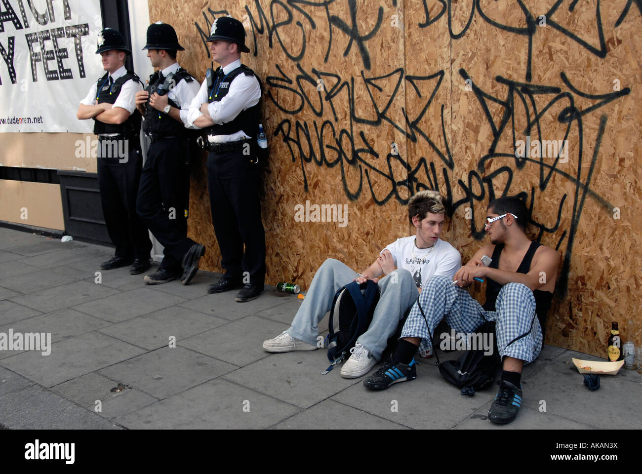 Graffiti police policeman hi-res stock photography and images - Alamy