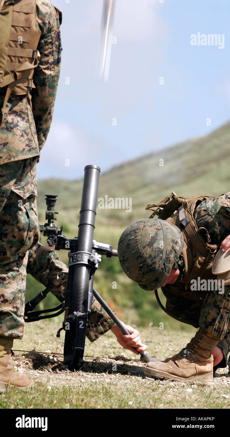 Soldiers firing mortars hi-res stock photography and images - Alamy