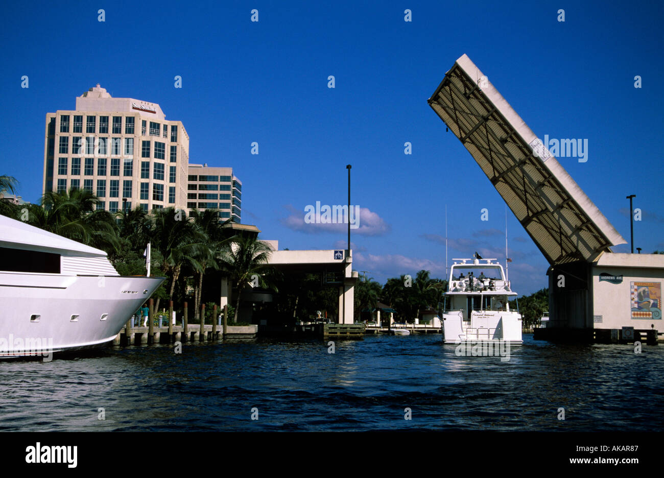 Lifting bridges hi-res stock photography and images - Alamy