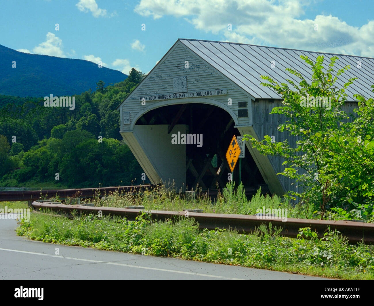 Windsor cornish covered wooden bridge hi-res stock photography and ...