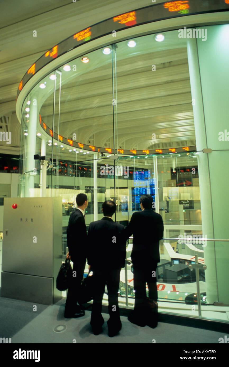 Tokyo stock exchange trading floor hi-res stock photography and images ...
