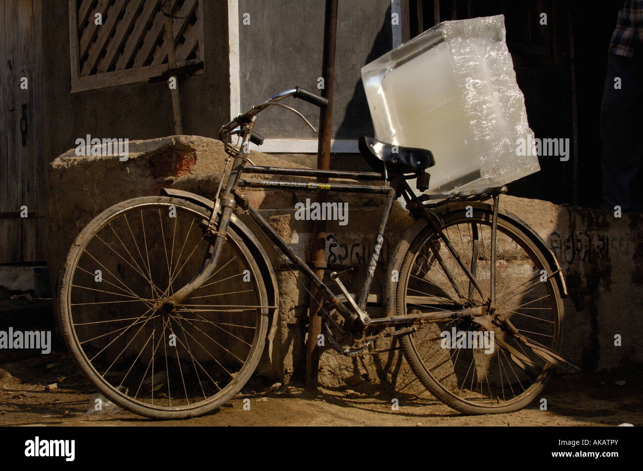 Block of ice delivery hi-res stock photography and images - Alamy