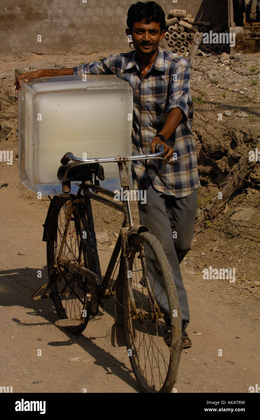 Block of ice delivery hi-res stock photography and images - Alamy
