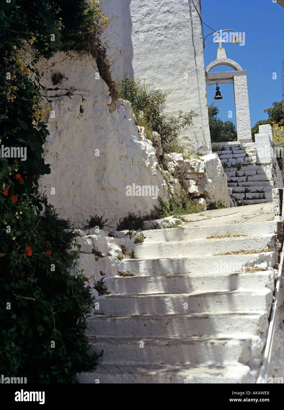 Traditional greek white washed alley way Stock Photo - Alamy