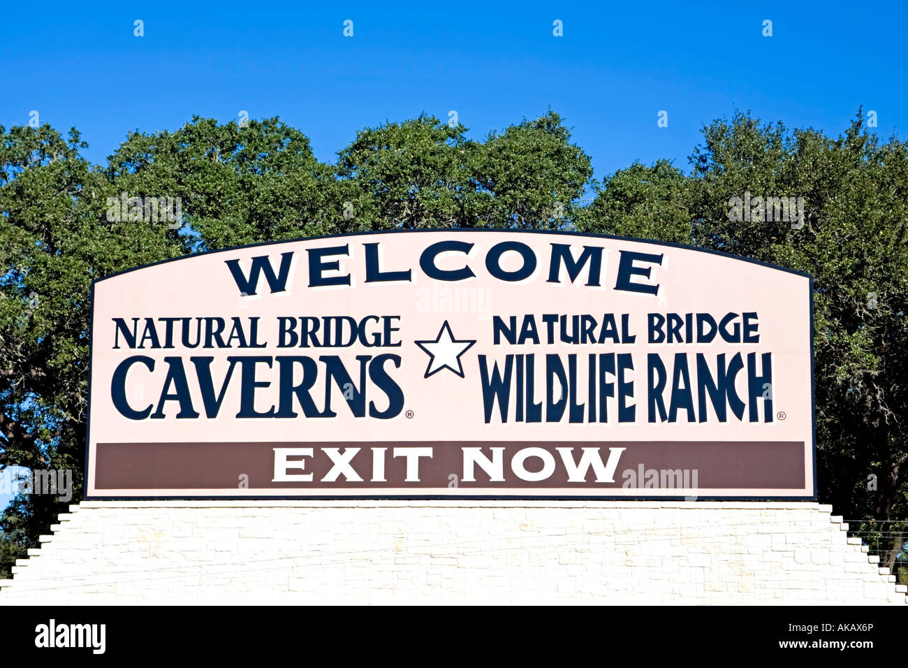 Natural Bridge cavern wildlife entrance sign Stock Photo - Alamy