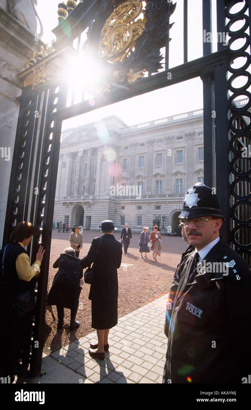 Policeman guarding the gates of Buckingham Palace Stock Photo - Alamy