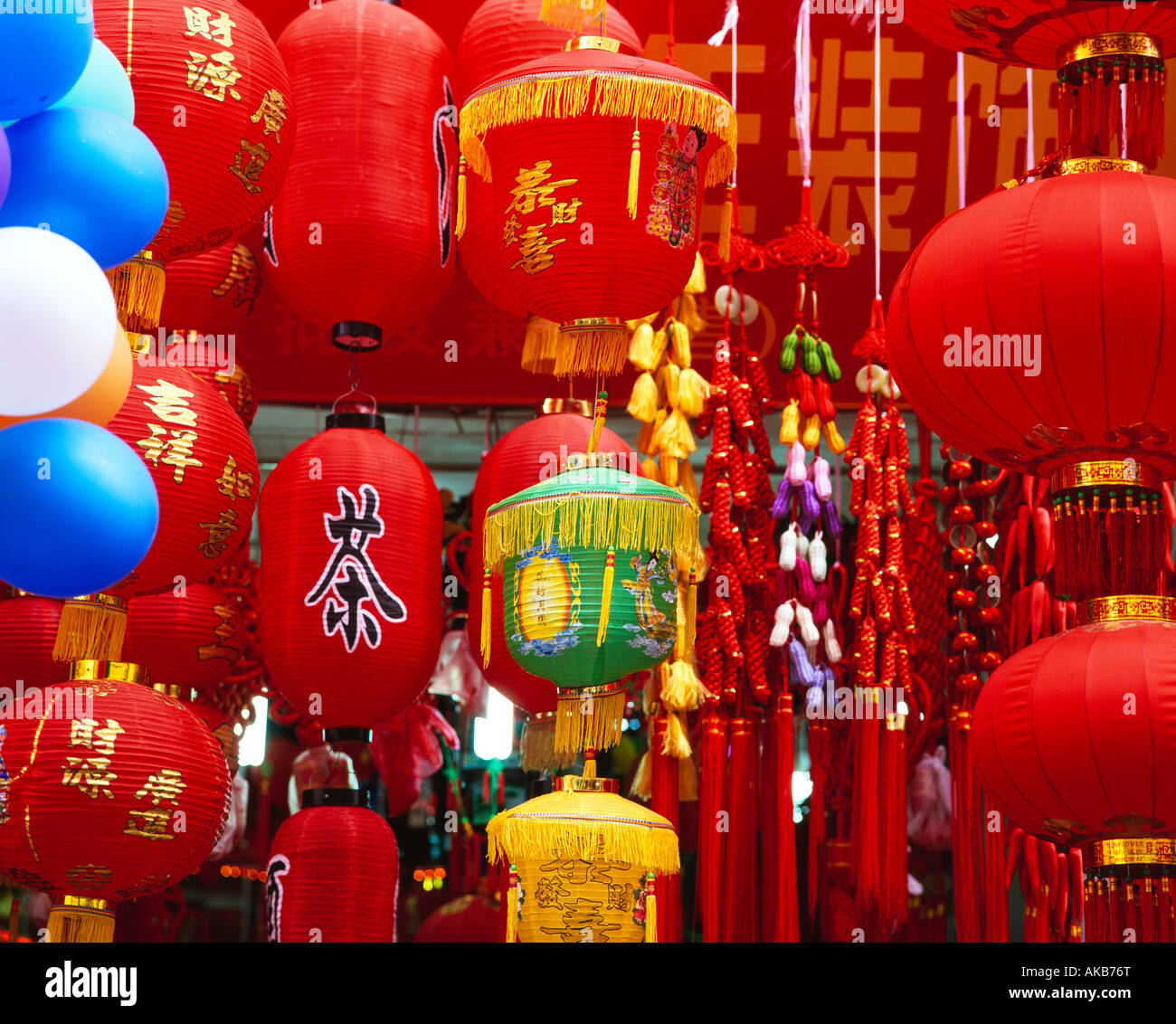 China, Shanghai, Yu Yuan Shopping Bazaar, Chinese lanterns Stock Photo ...