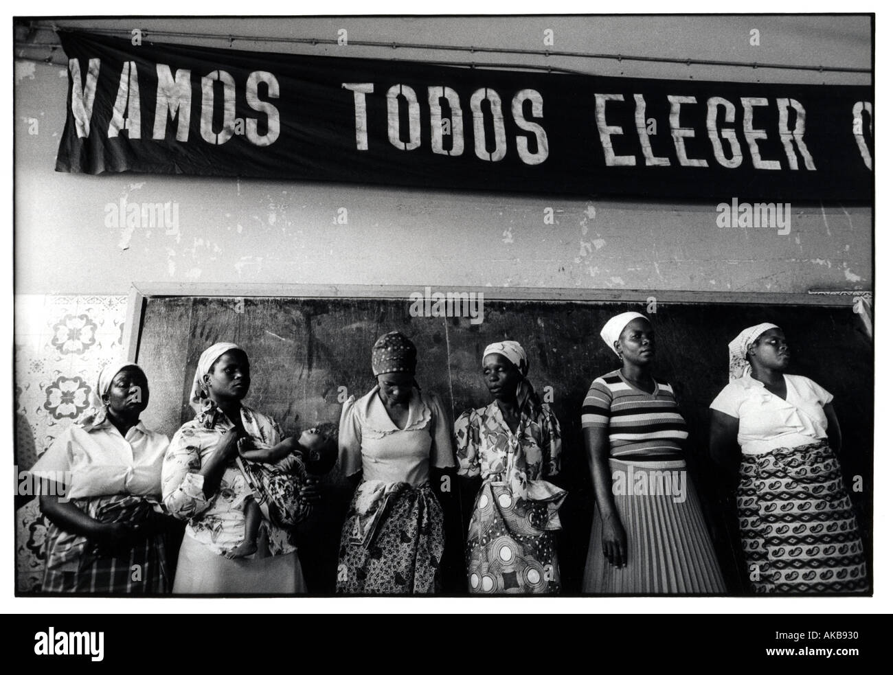 African voting queue hi-res stock photography and images - Alamy