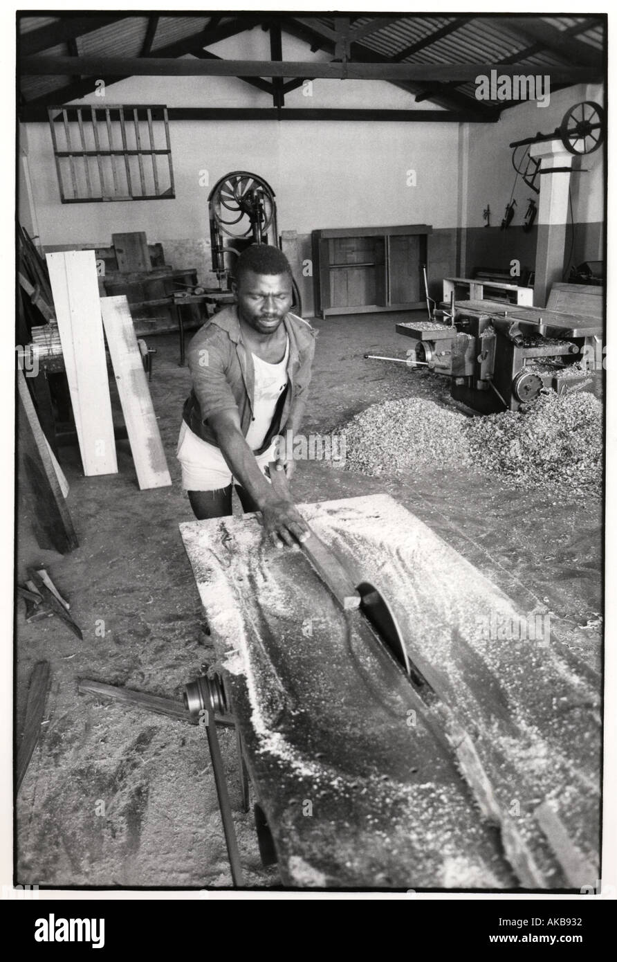 African carpenter cutting hi-res stock photography and images - Alamy