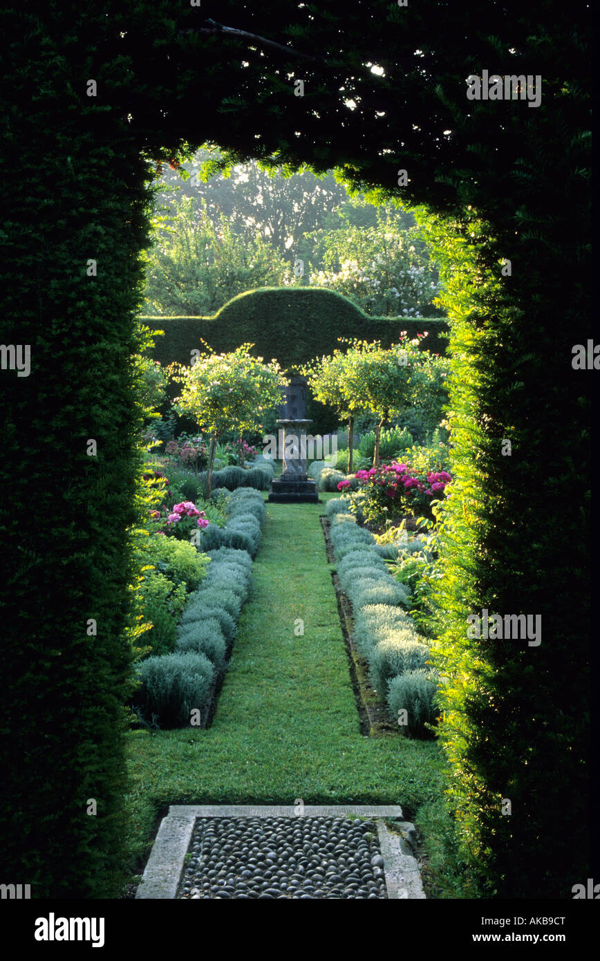 Yew hedge with arch hi-res stock photography and images - Alamy