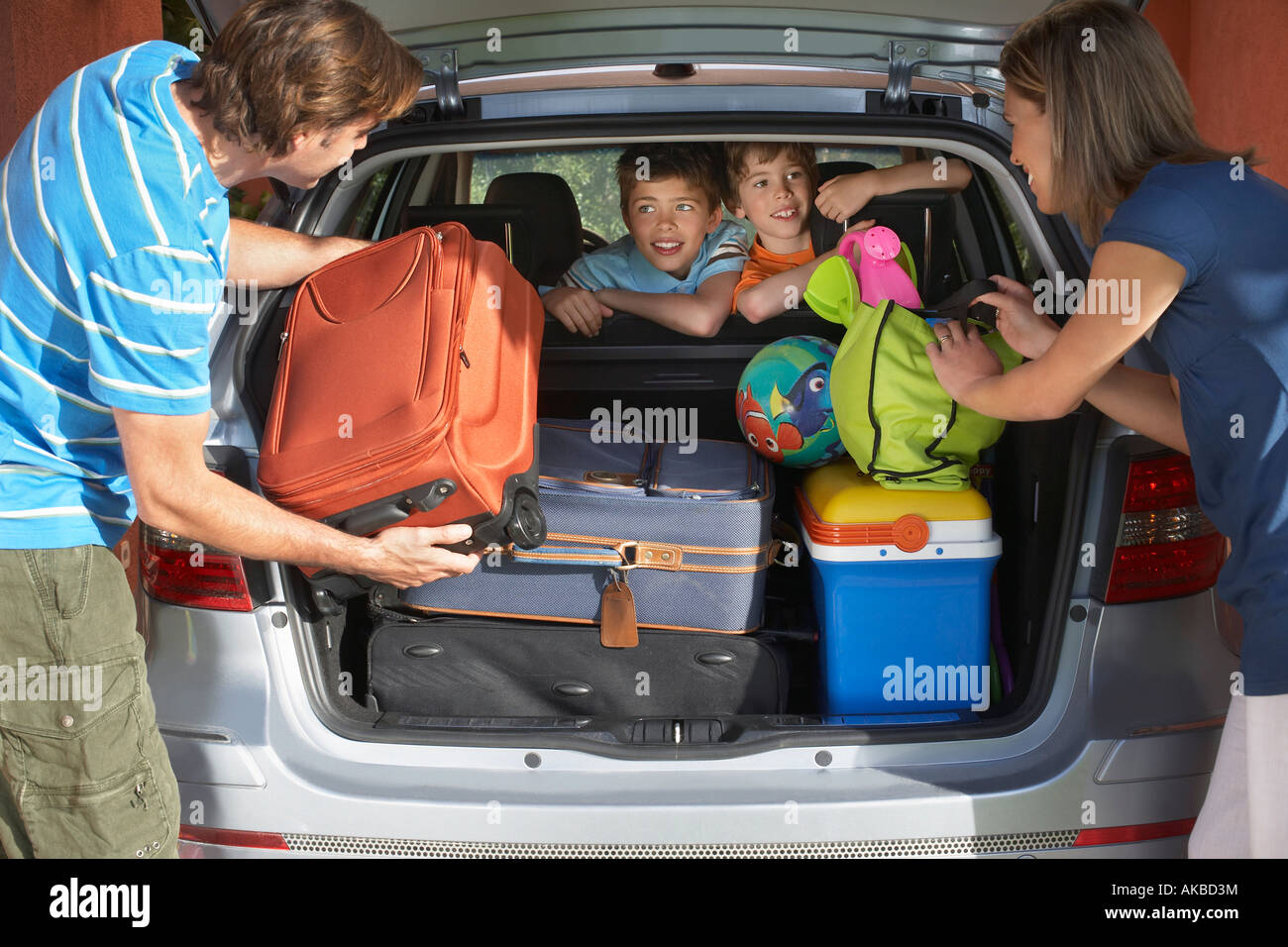 Father loading luggage into car hi-res stock photography and images - Alamy