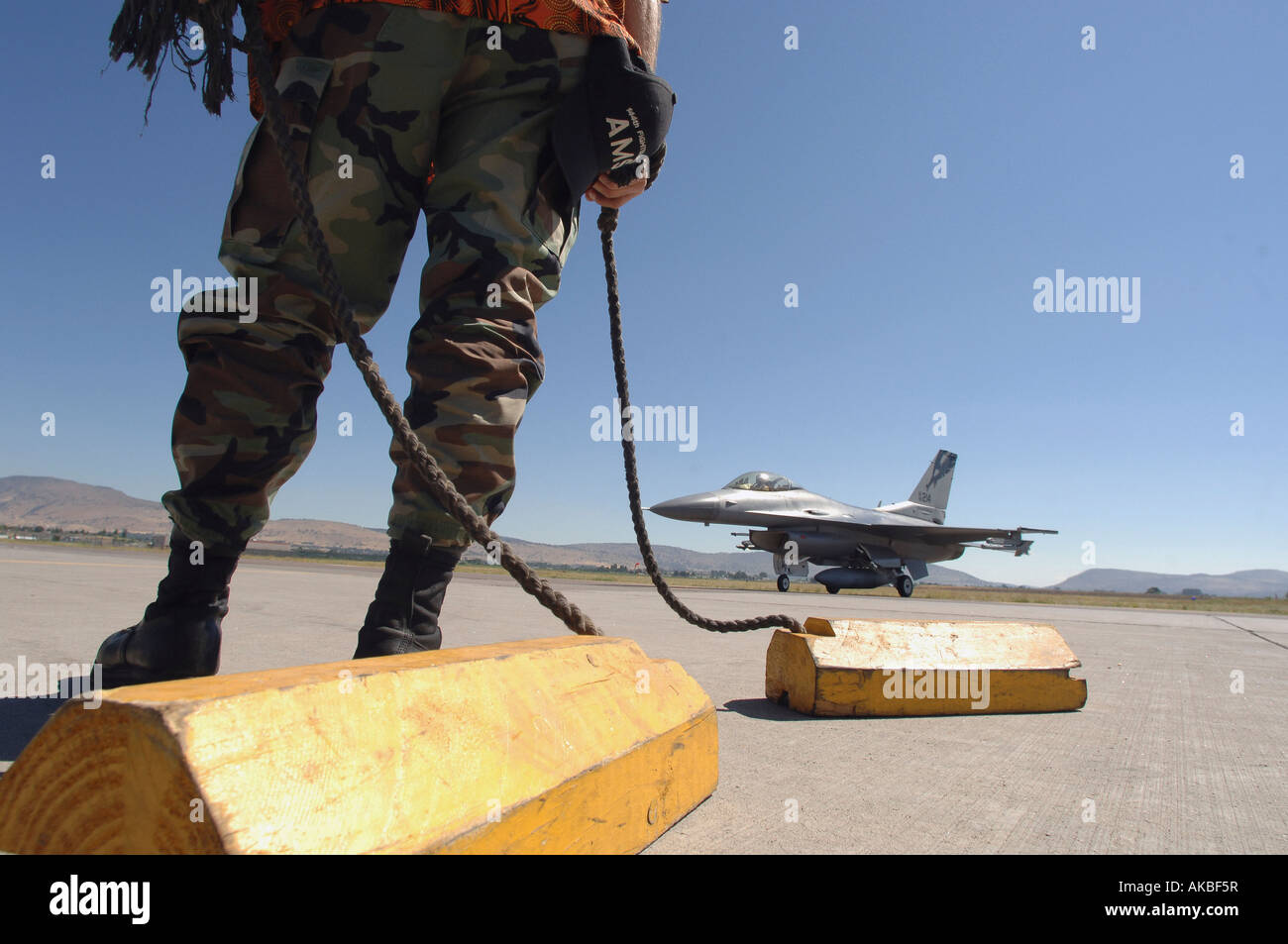 An f 16 crew chief hi-res stock photography and images - Alamy
