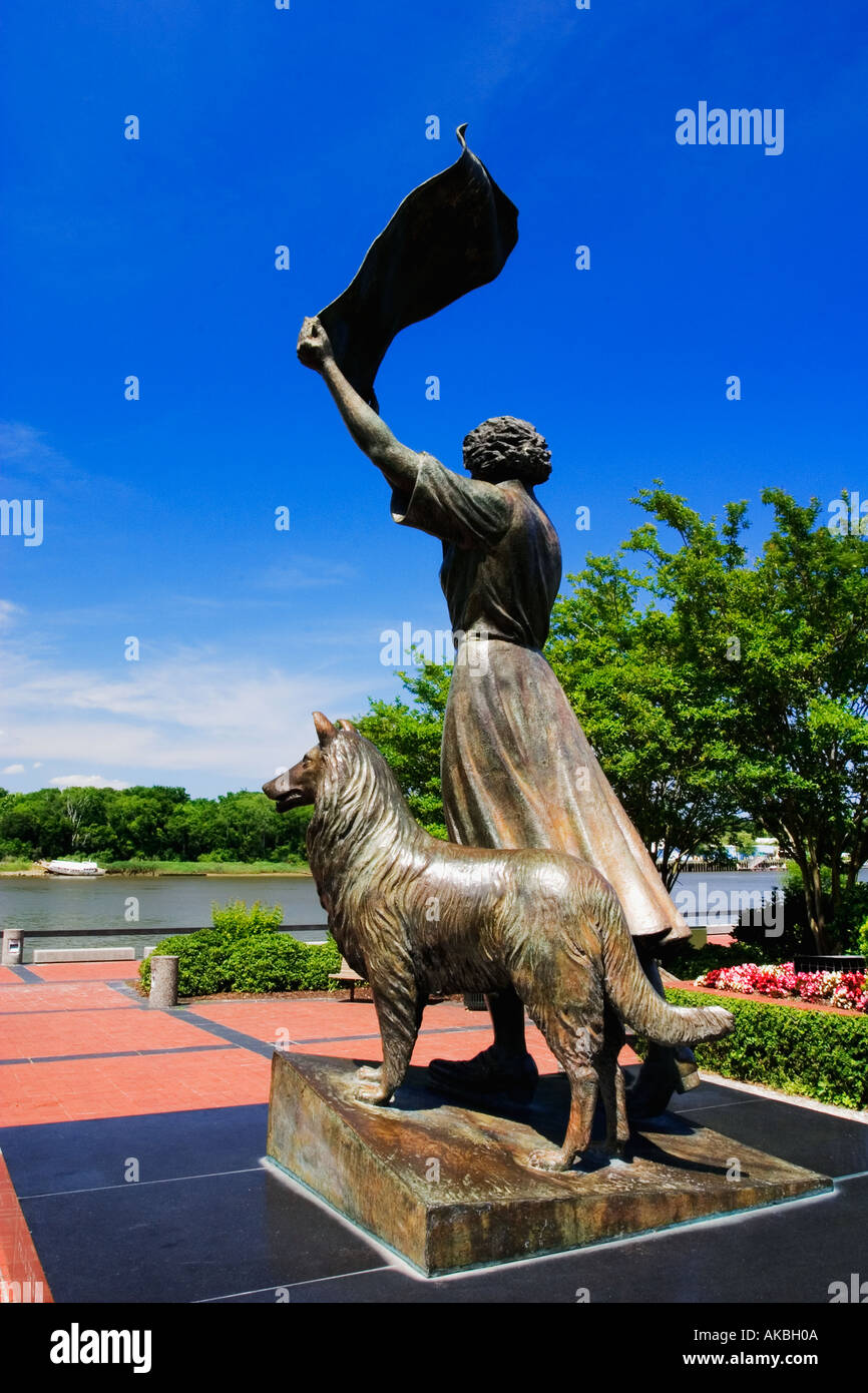 Waving Girl statue on River Street Savannah Georgia USA Stock Photo - Alamy