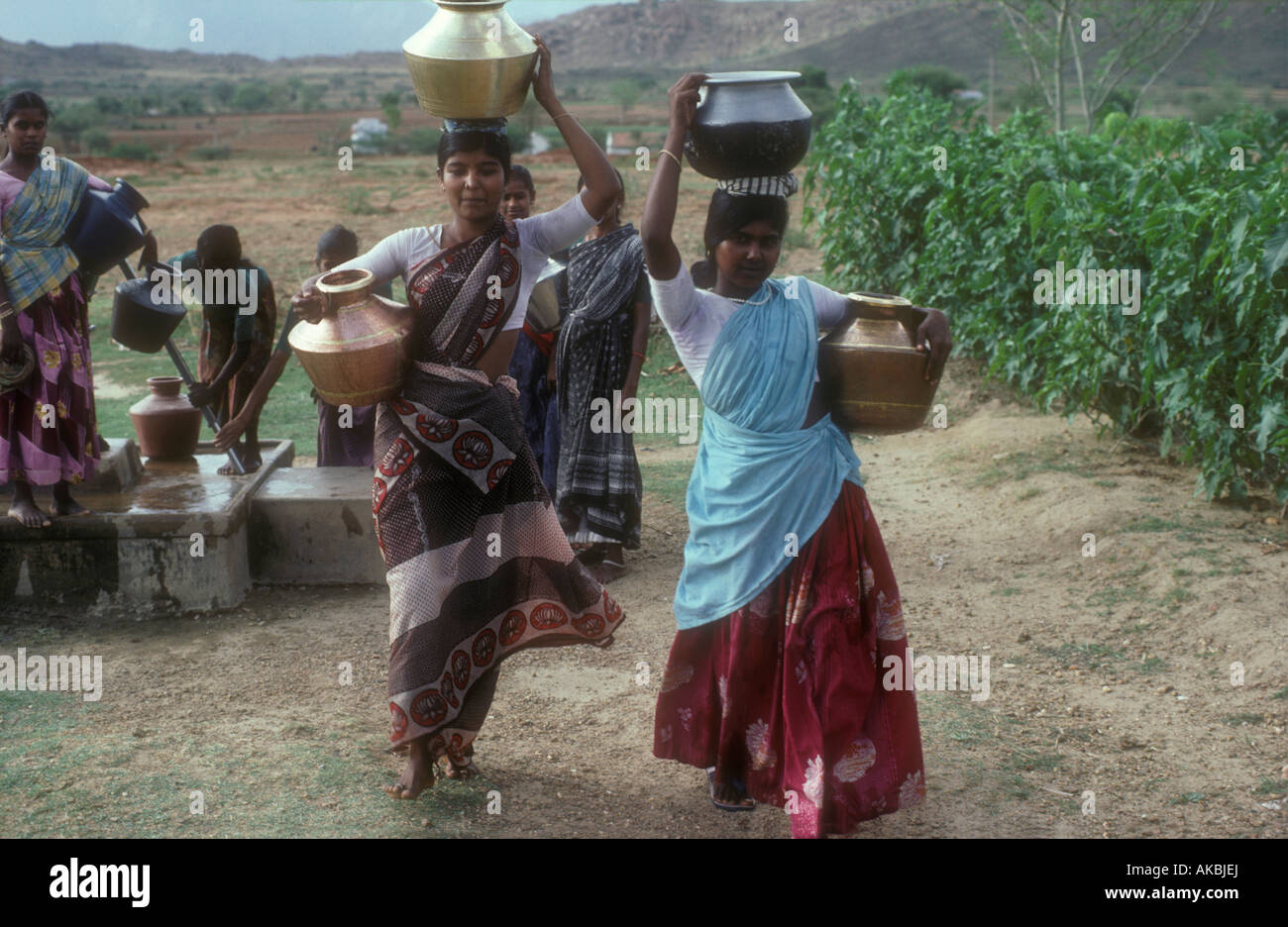 India woman fetching water hi-res stock photography and images - Alamy