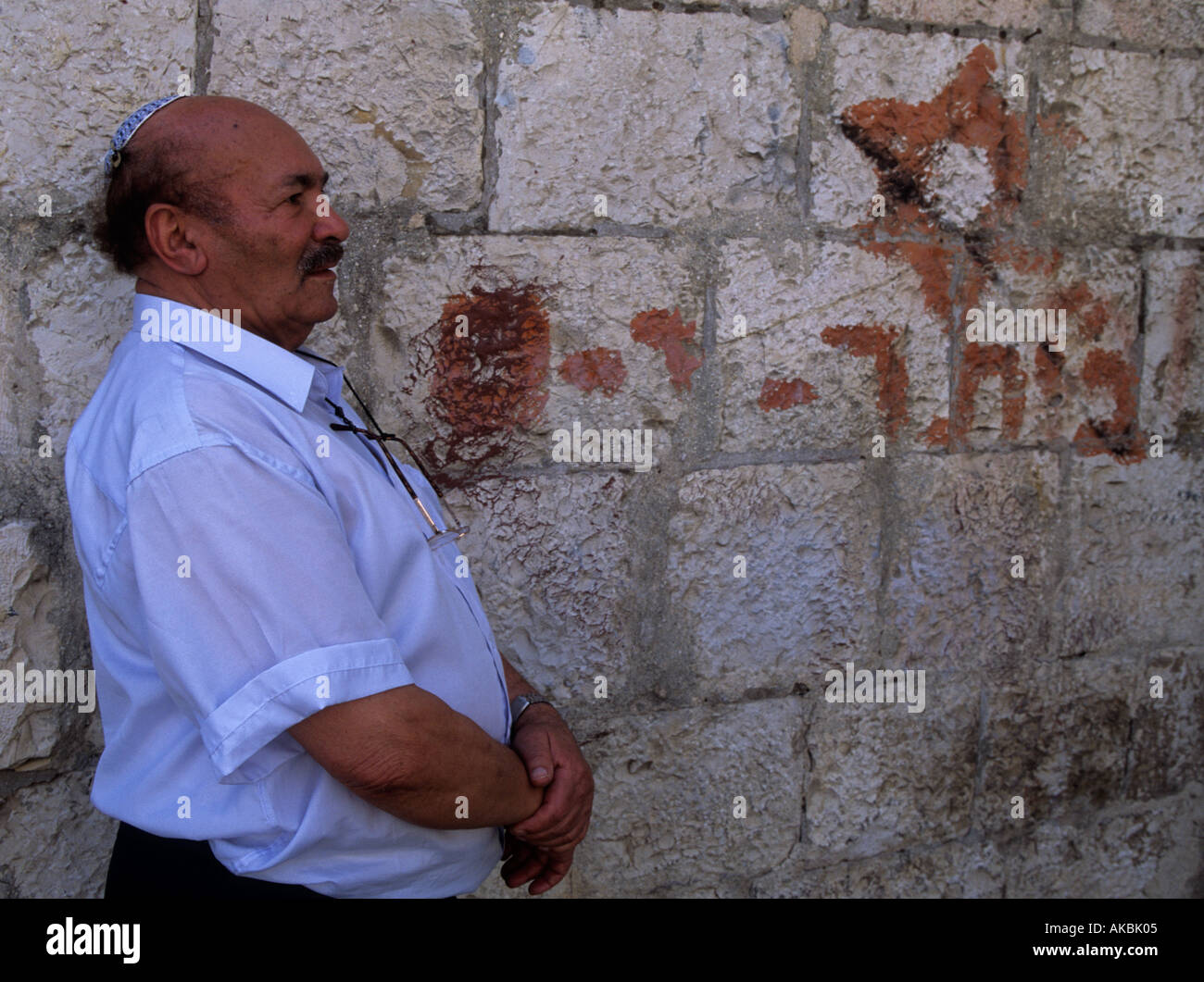 Man beside graffiti hi-res stock photography and images - Alamy