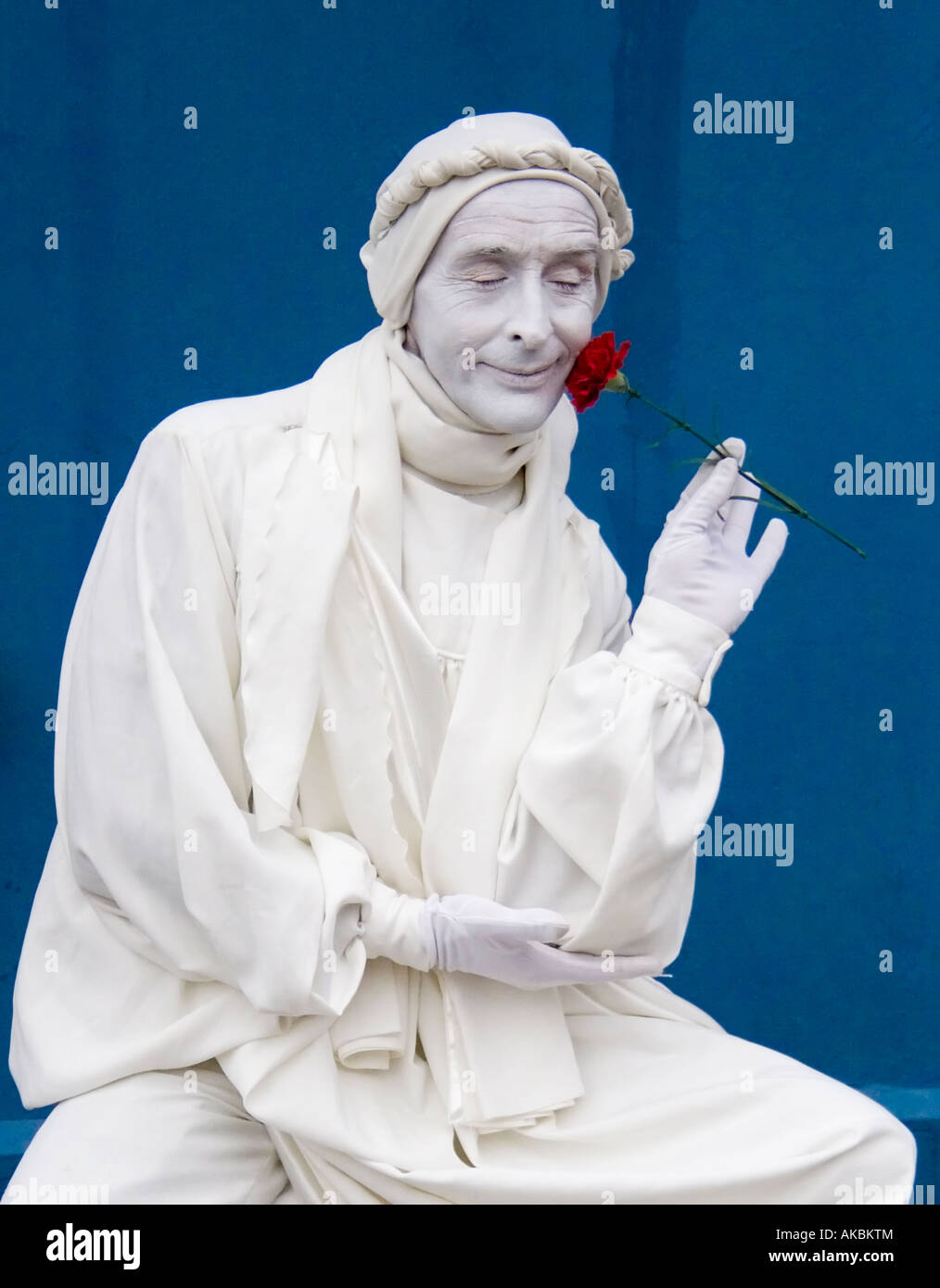 Artist costume statue hi-res stock photography and images - Alamy