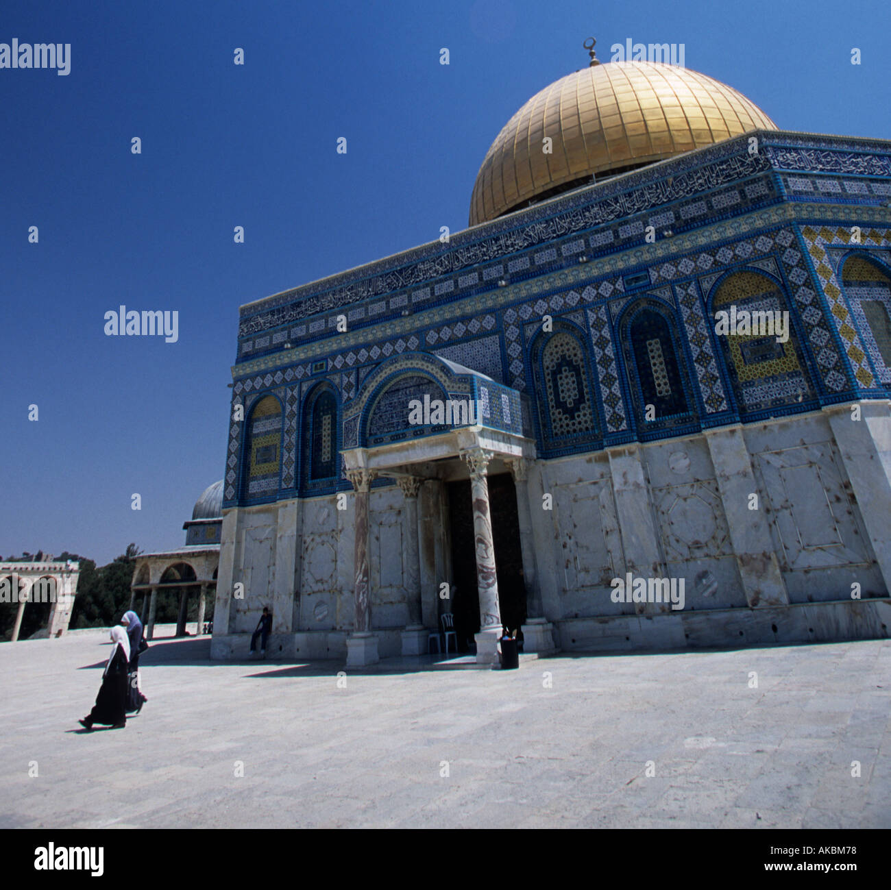 People walks past monument hi-res stock photography and images - Alamy