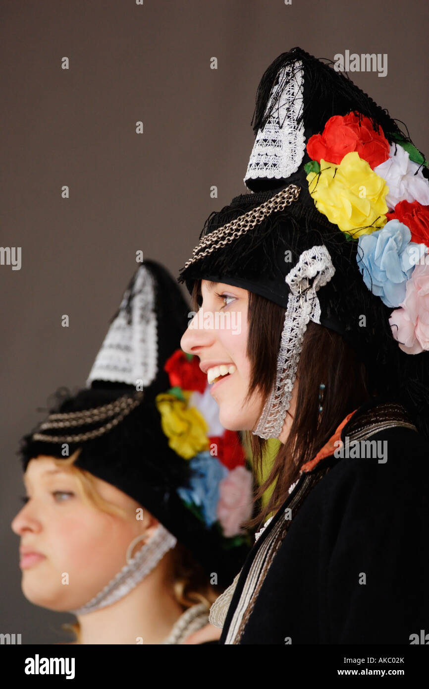 Greek dancers traditional dress hi-res stock photography and images - Alamy