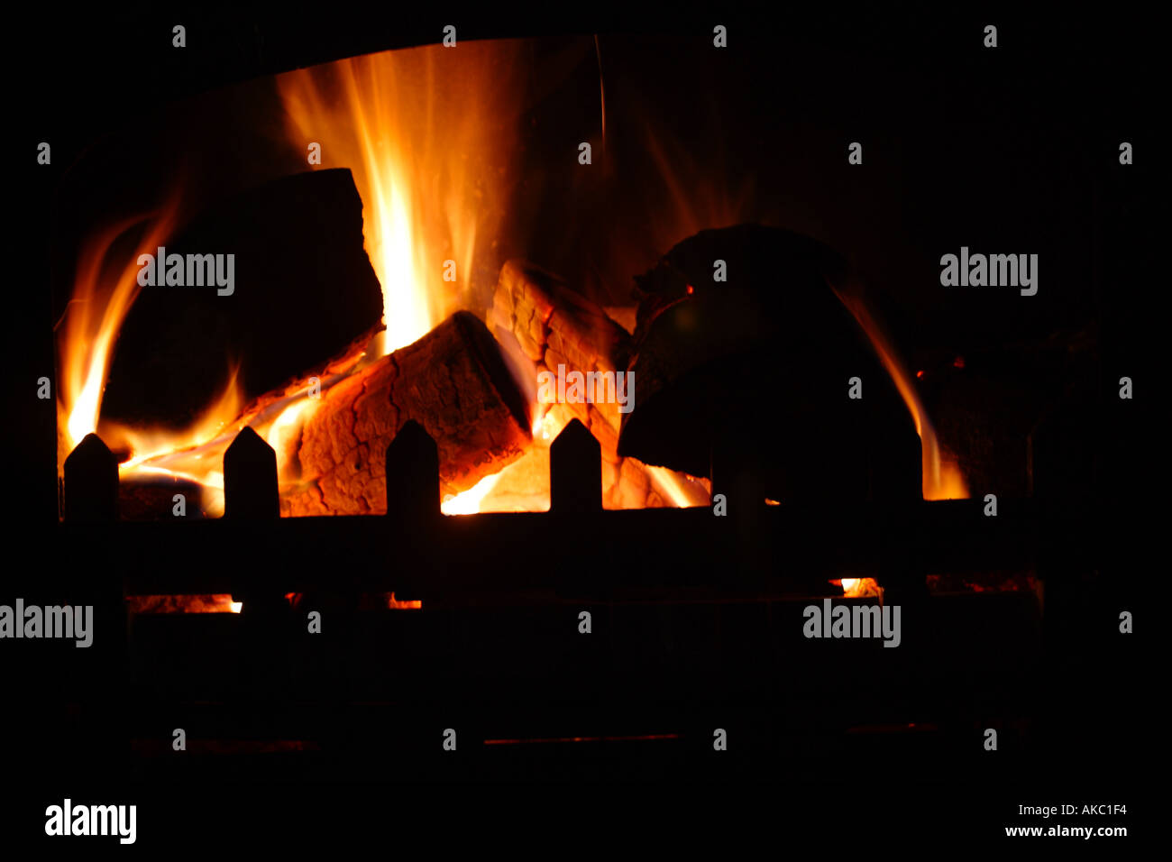 Log fire blazing in stove Stock Photo - Alamy