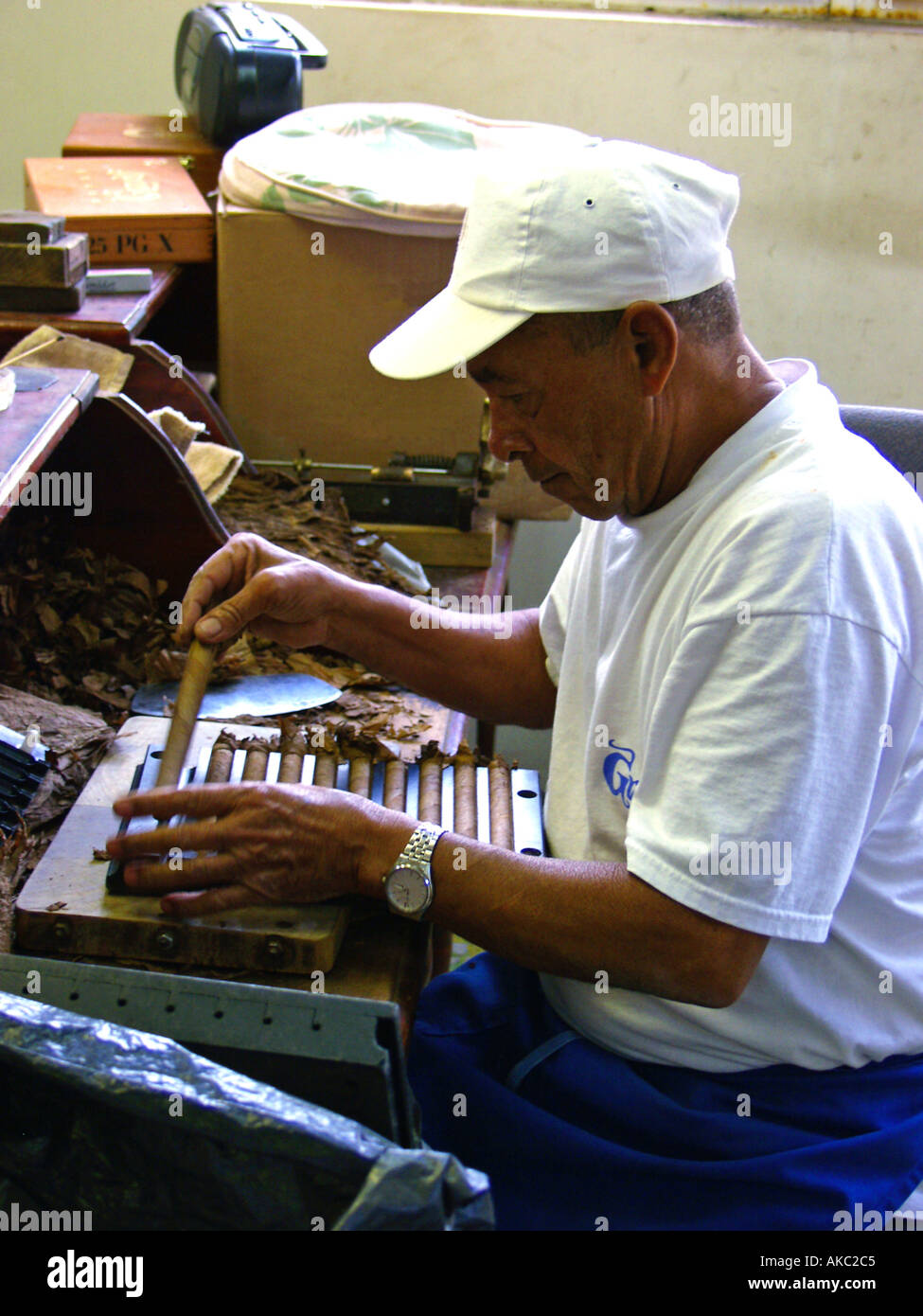 Cigar maker hi-res stock photography and images - Alamy