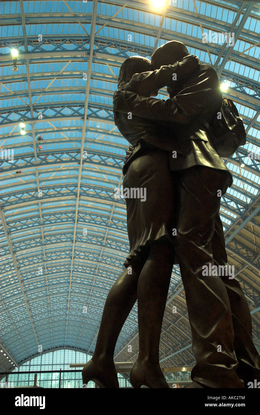 The Meeting Place, a 30 foot bronze statue, St Pancras Railway Station ...