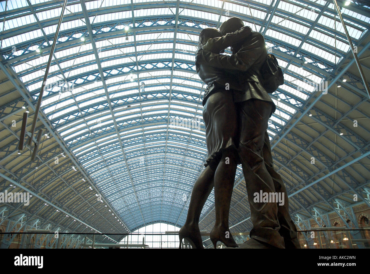 The Meeting Place, a 30 foot bronze statue, St Pancras Railway Station ...