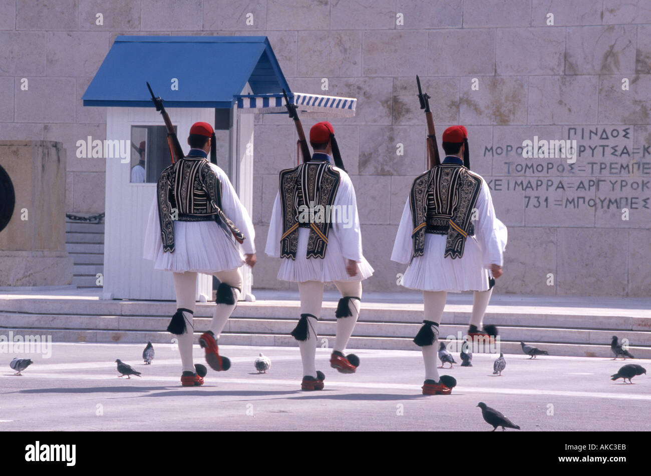 Evzone guards marching syntagma hi-res stock photography and images - Alamy