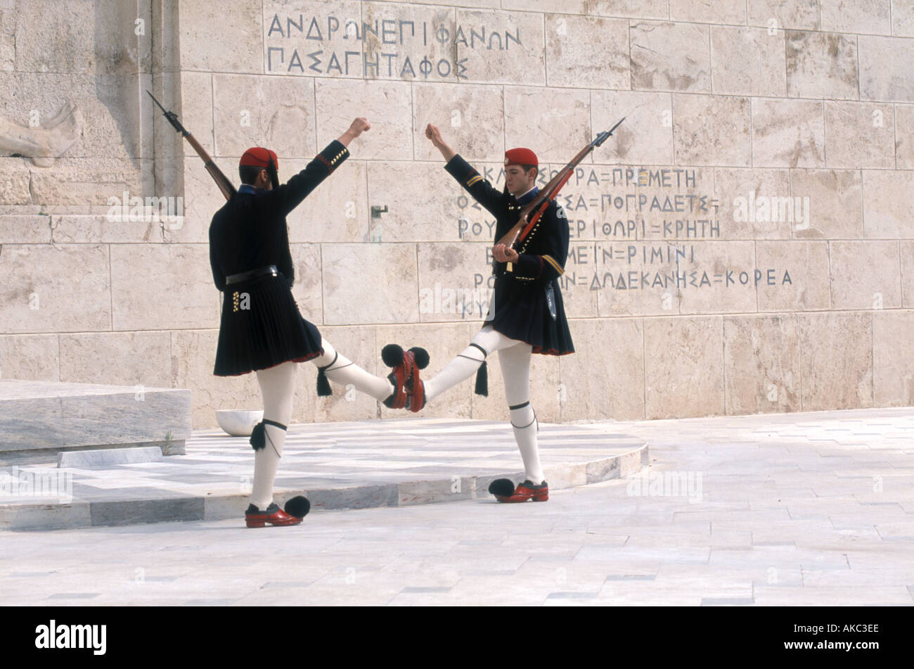 Evzone guards marching syntagma hi-res stock photography and images - Alamy