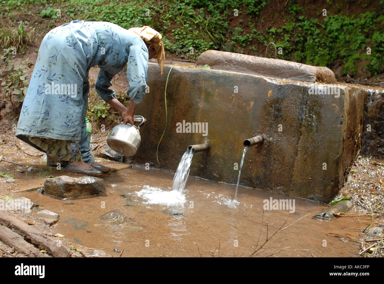 Women ethiopia collecting water hi-res stock photography and images - Alamy