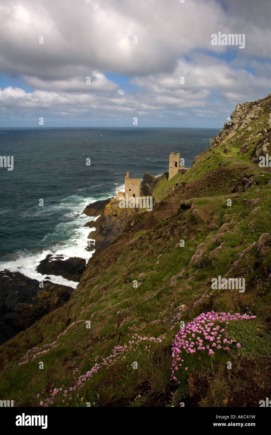 Crowns of britain hi-res stock photography and images - Alamy