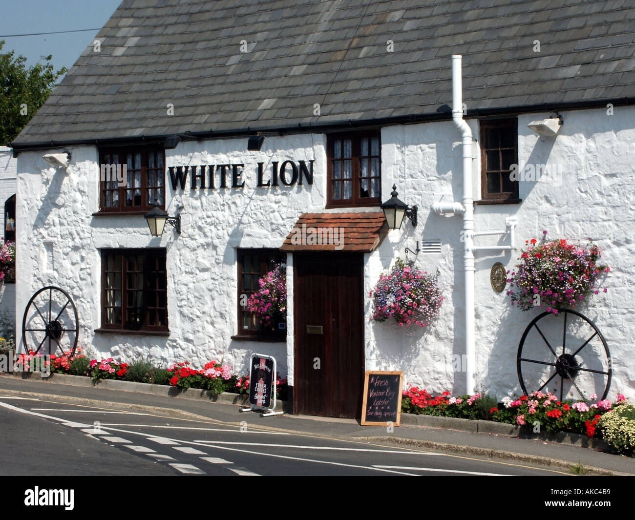 White lion inn hi-res stock photography and images - Alamy