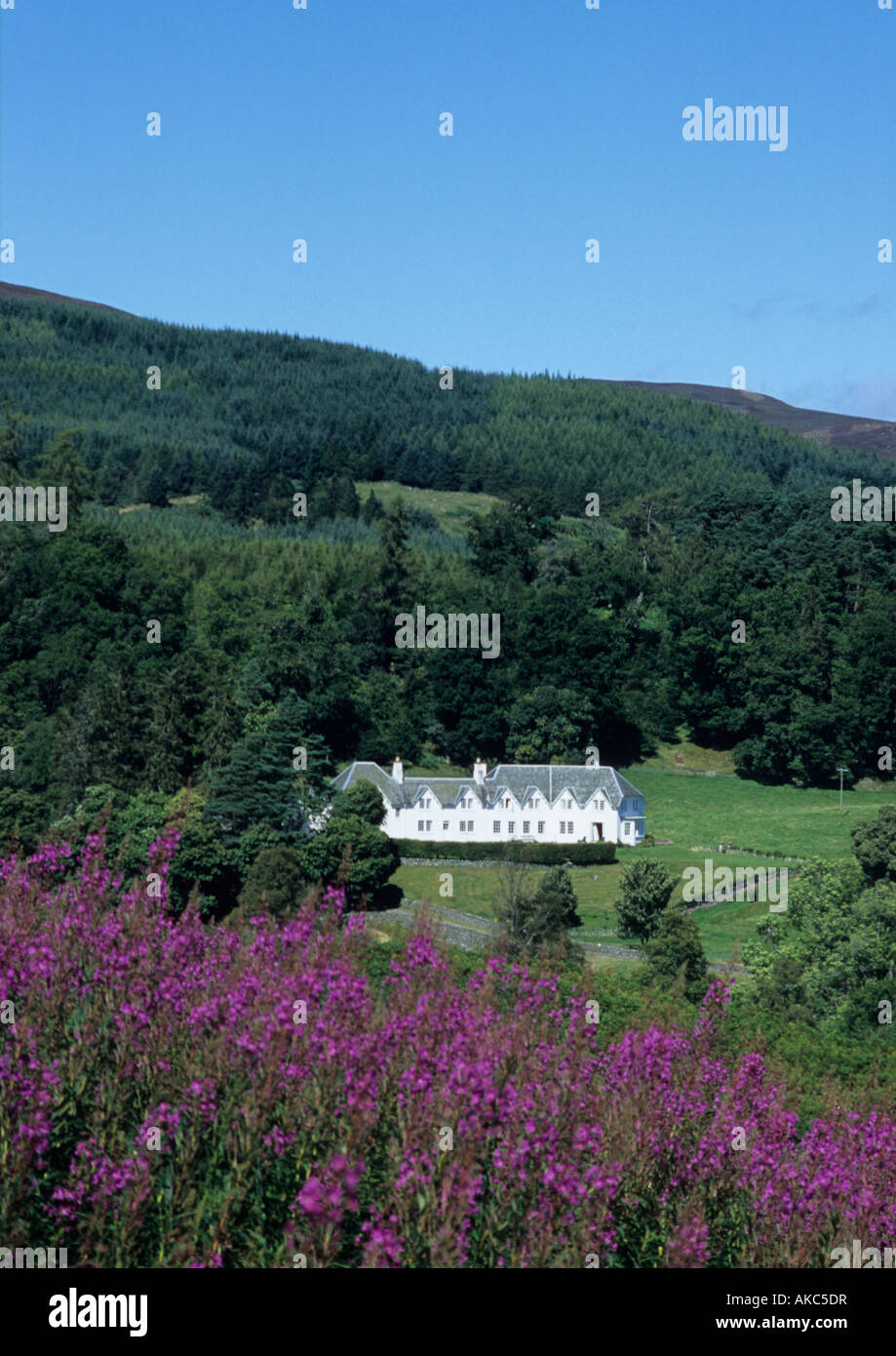 Country house in the scottish highlands hi-res stock photography and ...