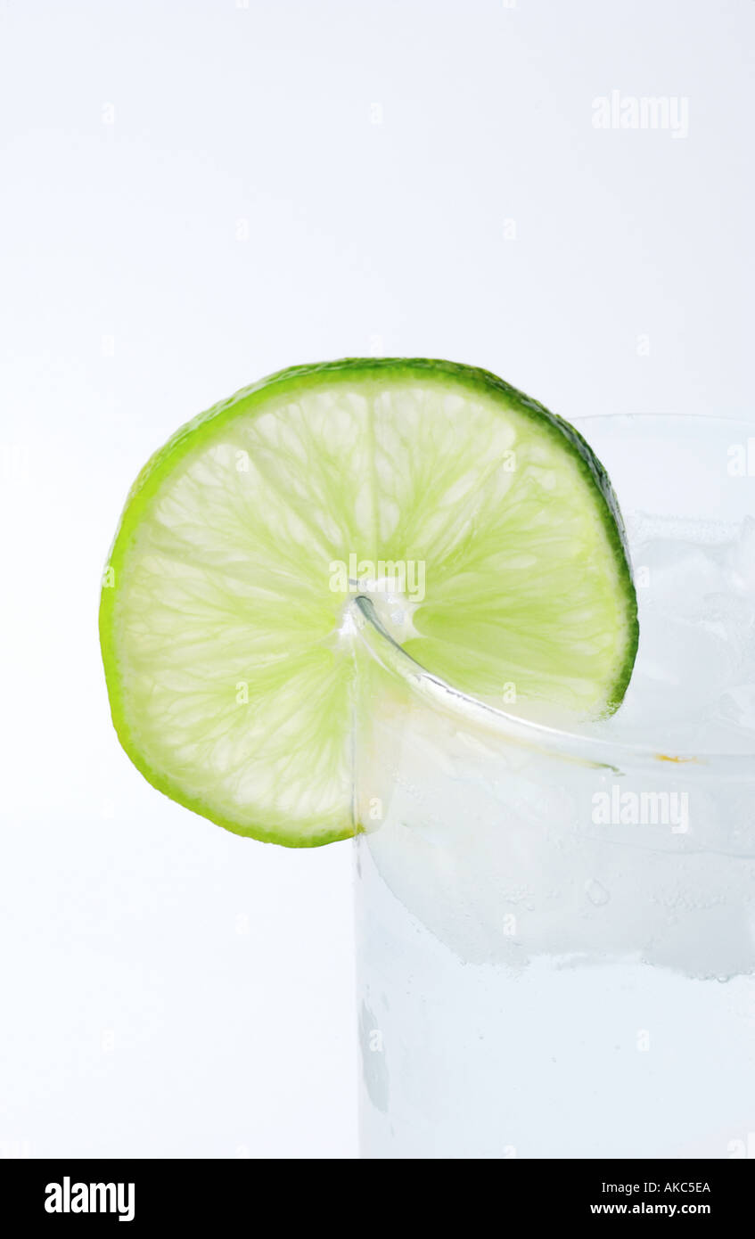 Drink with lime slice on rim Stock Photo - Alamy