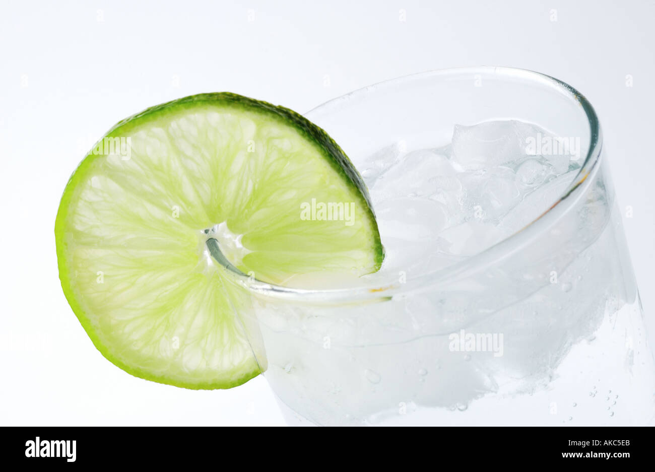 Drink with lime slice on rim Stock Photo - Alamy