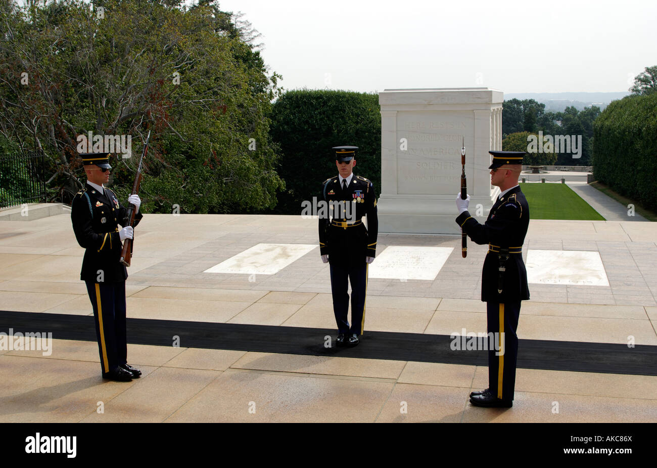 Changing of the guard at the 'tomb of the unknowns', Arlington National ...