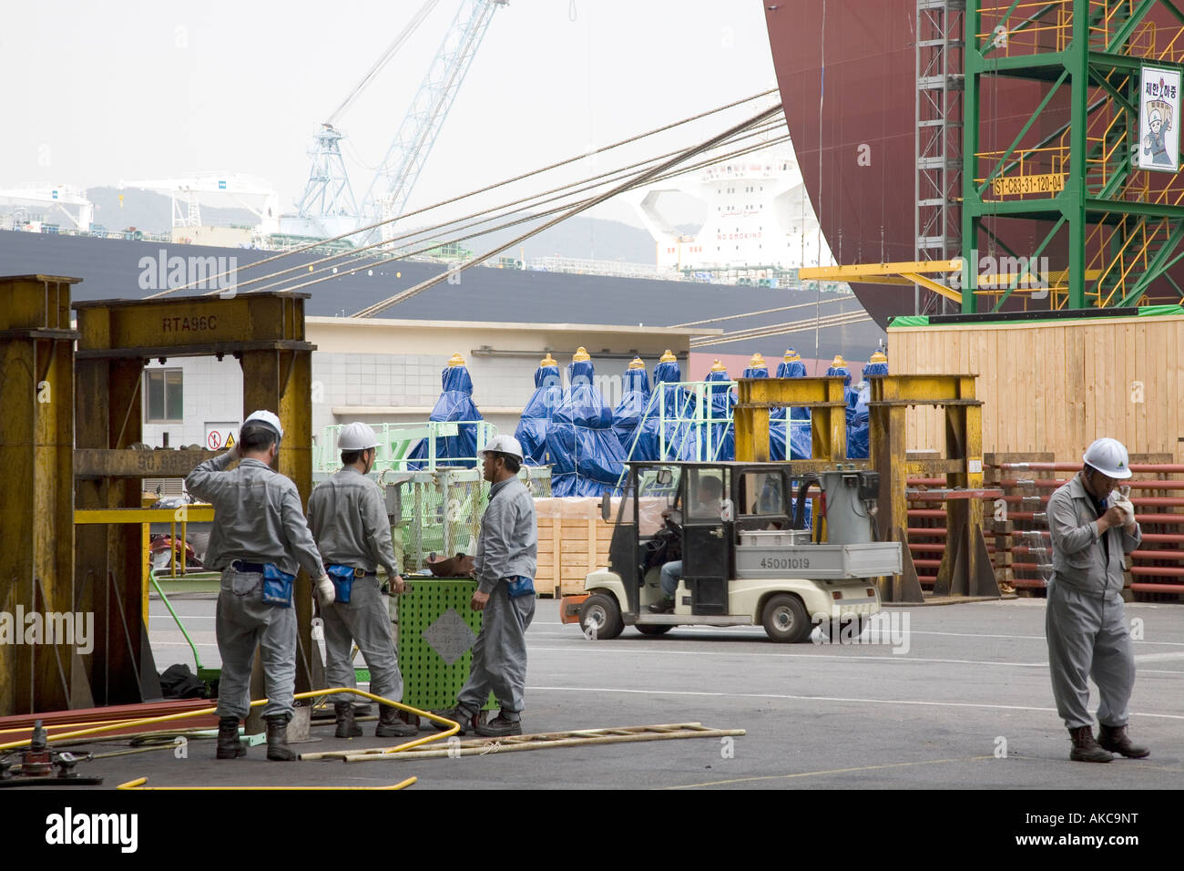 Workers have a break at the world’s largest ship yard, Hyundai Heavy ...