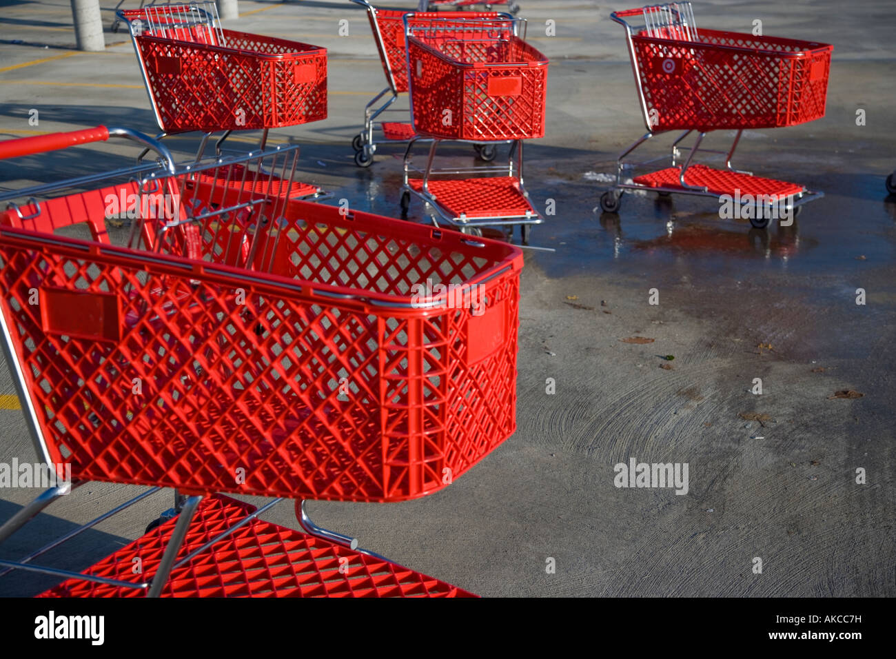 Empty shopping carts hi-res stock photography and images - Alamy