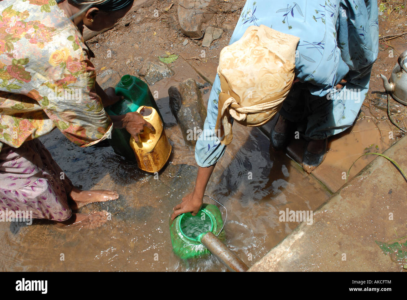 Women ethiopia collecting water hi-res stock photography and images - Alamy
