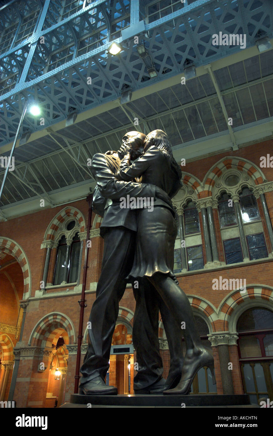 The Meeting Place, a 30 foot bronze statue, St Pancras Railway Station ...