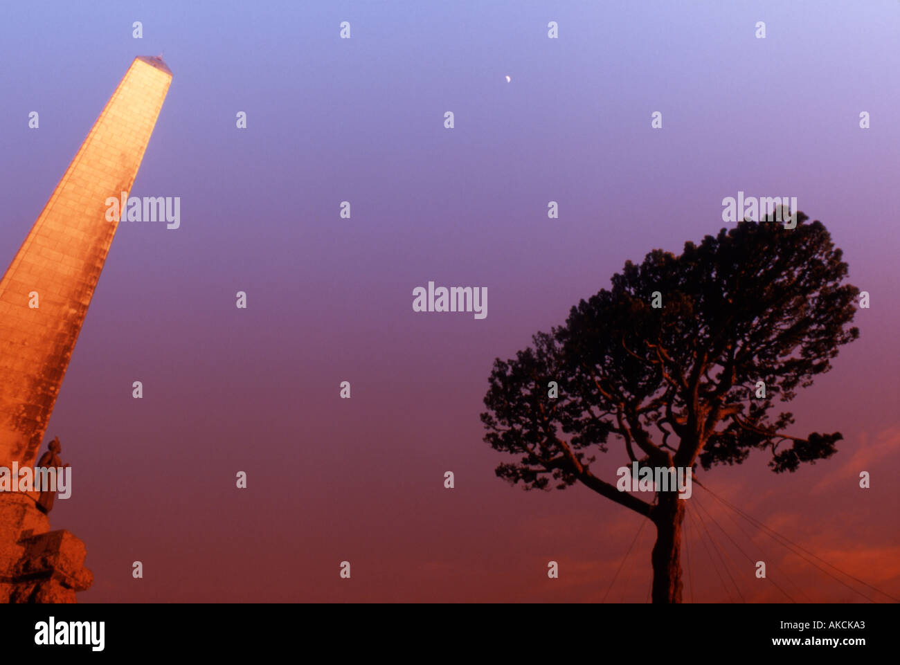 Impression of the iconic One Tree Hill prior to loss of tree in 2000 ...