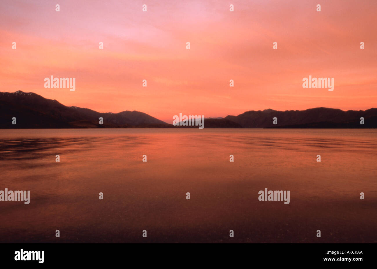 Lake Manapouri at sunset with Fiordland mountains background Southland ...