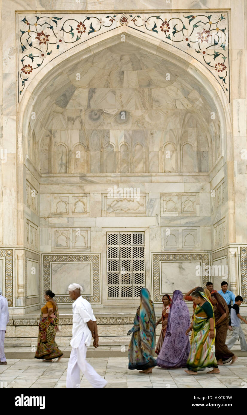 People visiting Taj Mahal monument. Agra. India Stock Photo - Alamy